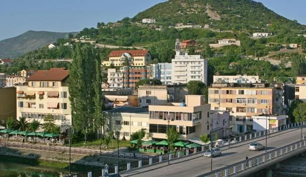 Çmenduri në Lezhë: Djali vret nënën me thikë në mes të bulevardit - S ... Çmenduri në Lezhë: Djali vret nënën me thikë në mes të bulevardit - S ...