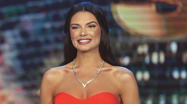 Almeda Abazi zbulon gruan më të bukur shqiptare: E kopjoja gjithmonë ... Almeda Abazi zbulon gruan më të bukur shqiptare: E kopjoja gjithmonë ...